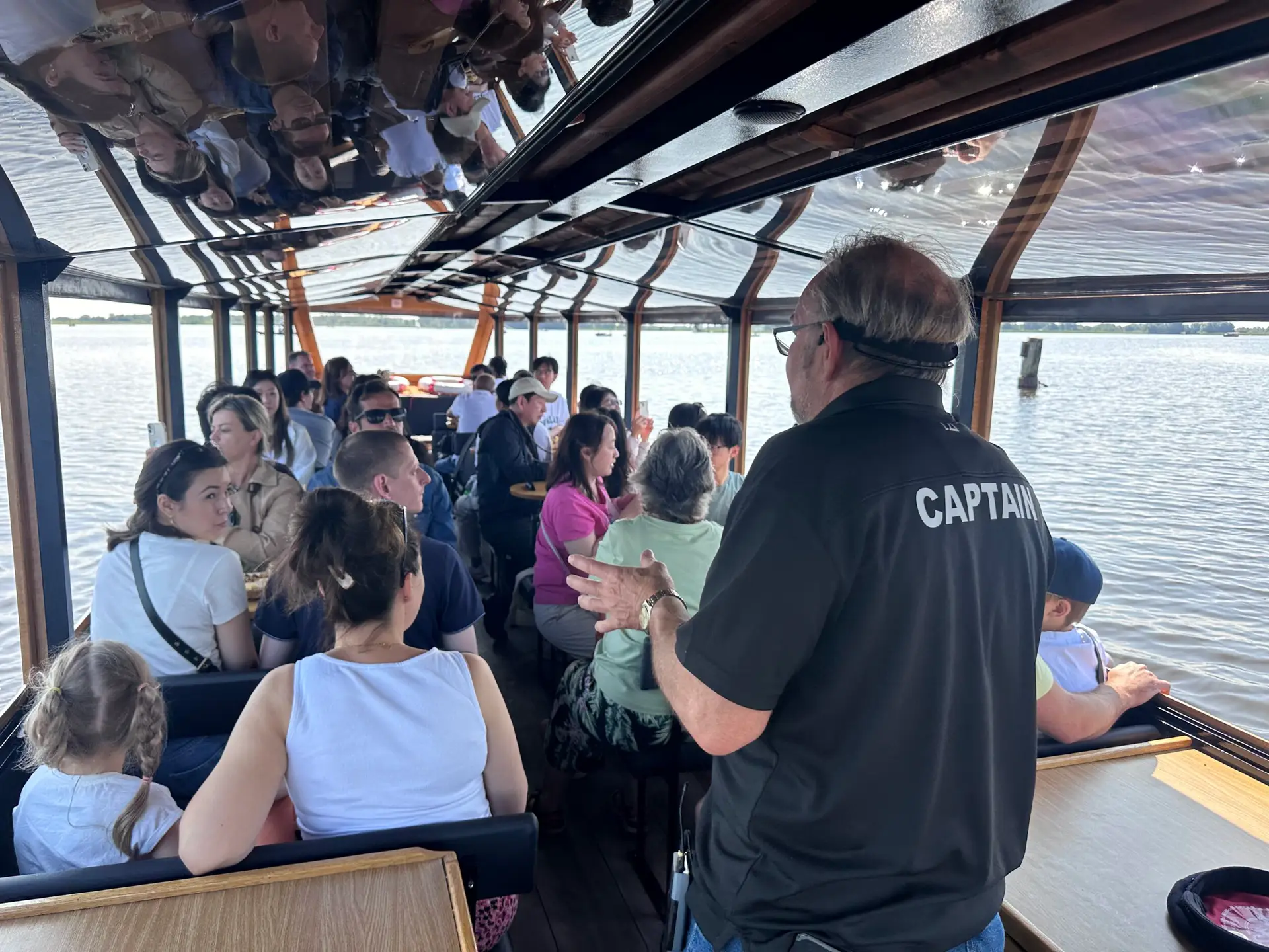 Guided Boat Tour with Transfer from Amsterdam - Giethoorn from Amsterdam